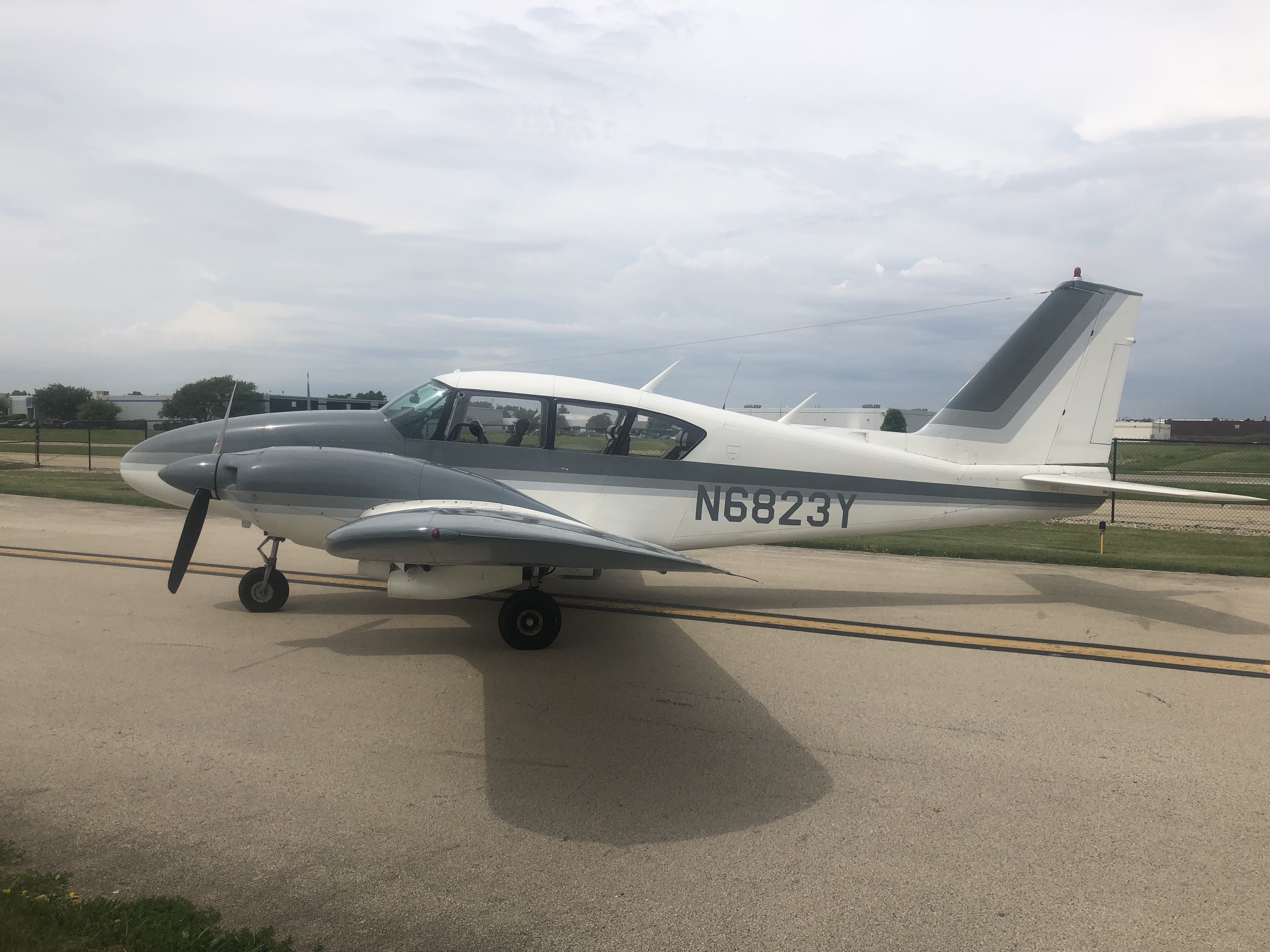 Piper Aztec | Illinois Aviation Academy